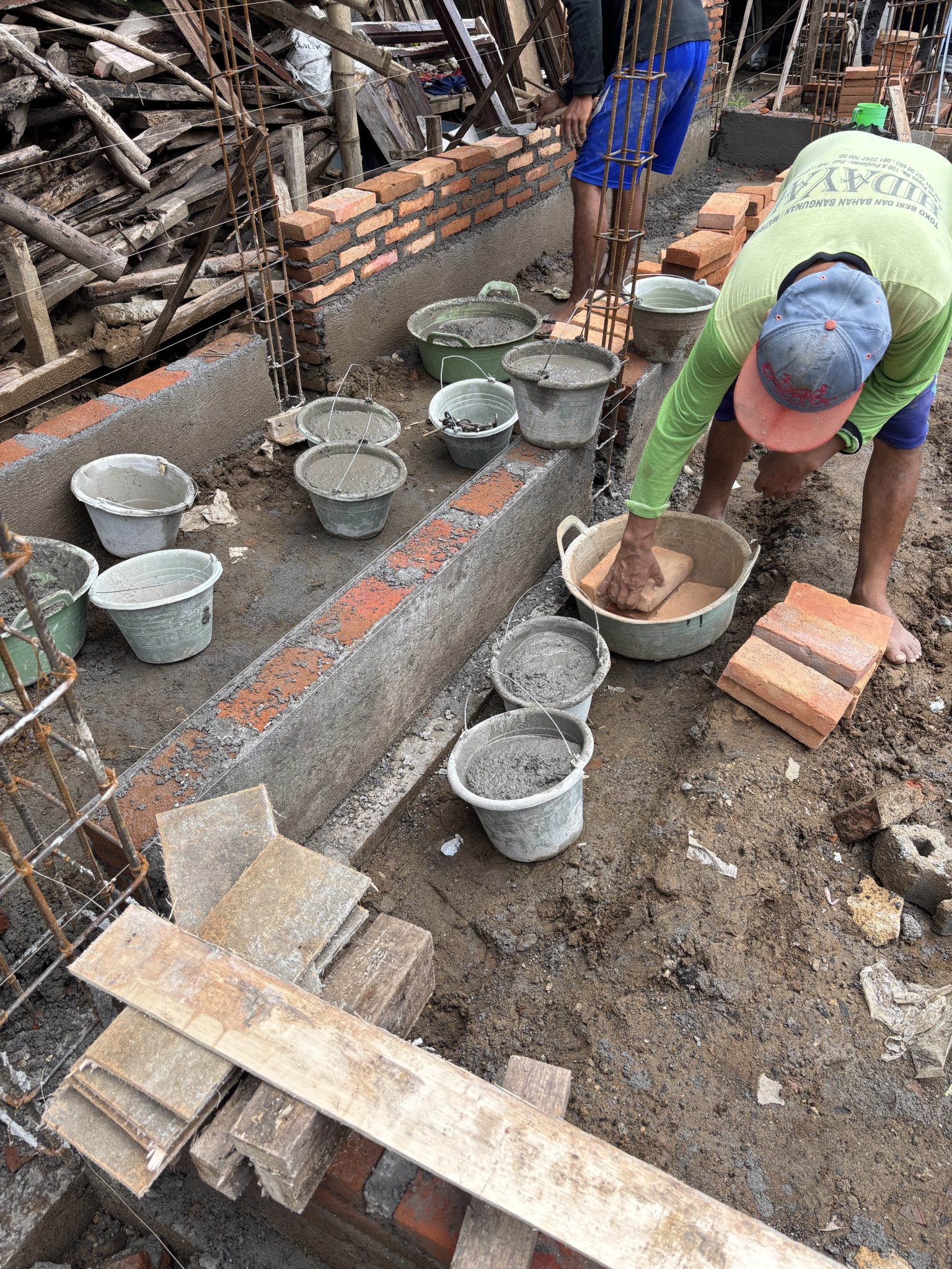 Mencegah Dinding Lembab dengan Trasram. - Rachana Arsitek